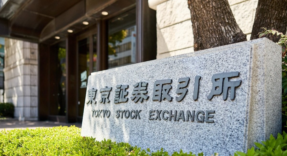 Briefs: Record delisting rush as Japan firms flee TSE; London woos Chinese listings as City ...